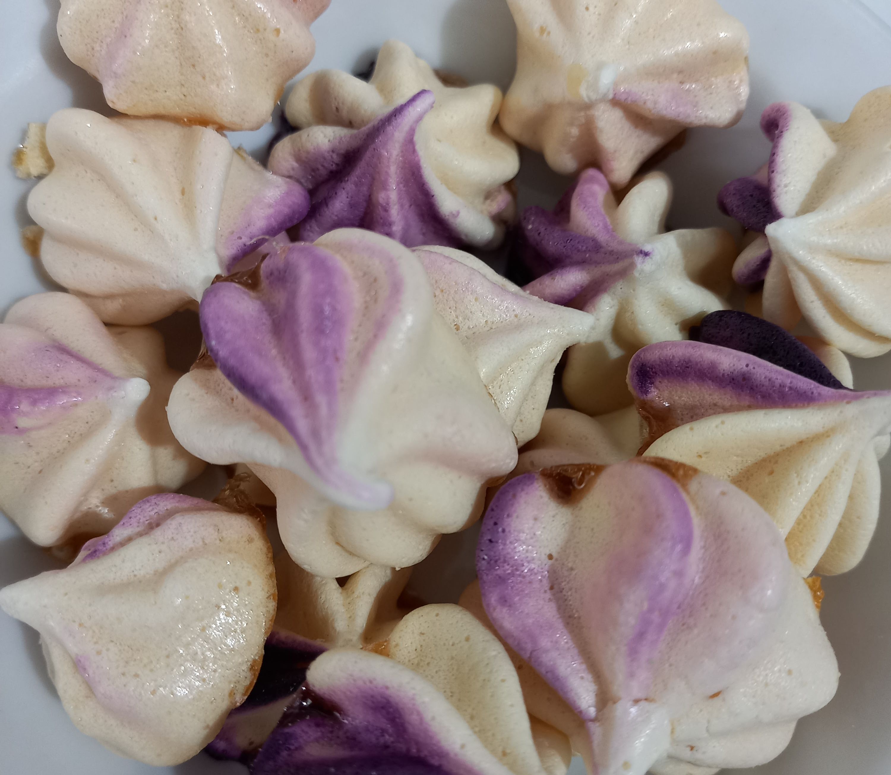 💋 Meringue Kisses 💋 | bunch