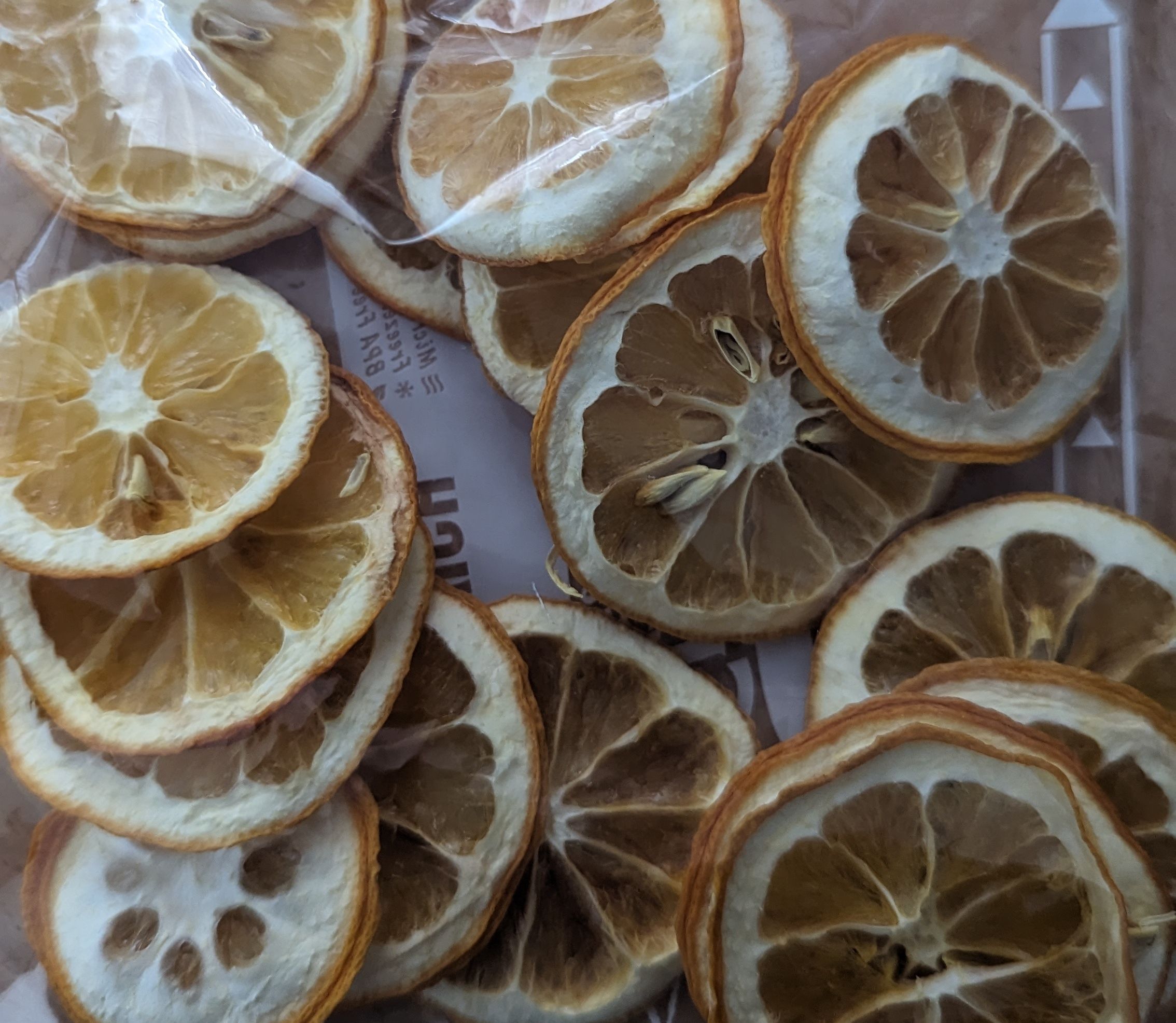 Cocktail dehydrated lemons | bunch