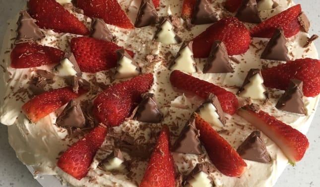 Pavlova Decorating | bunch