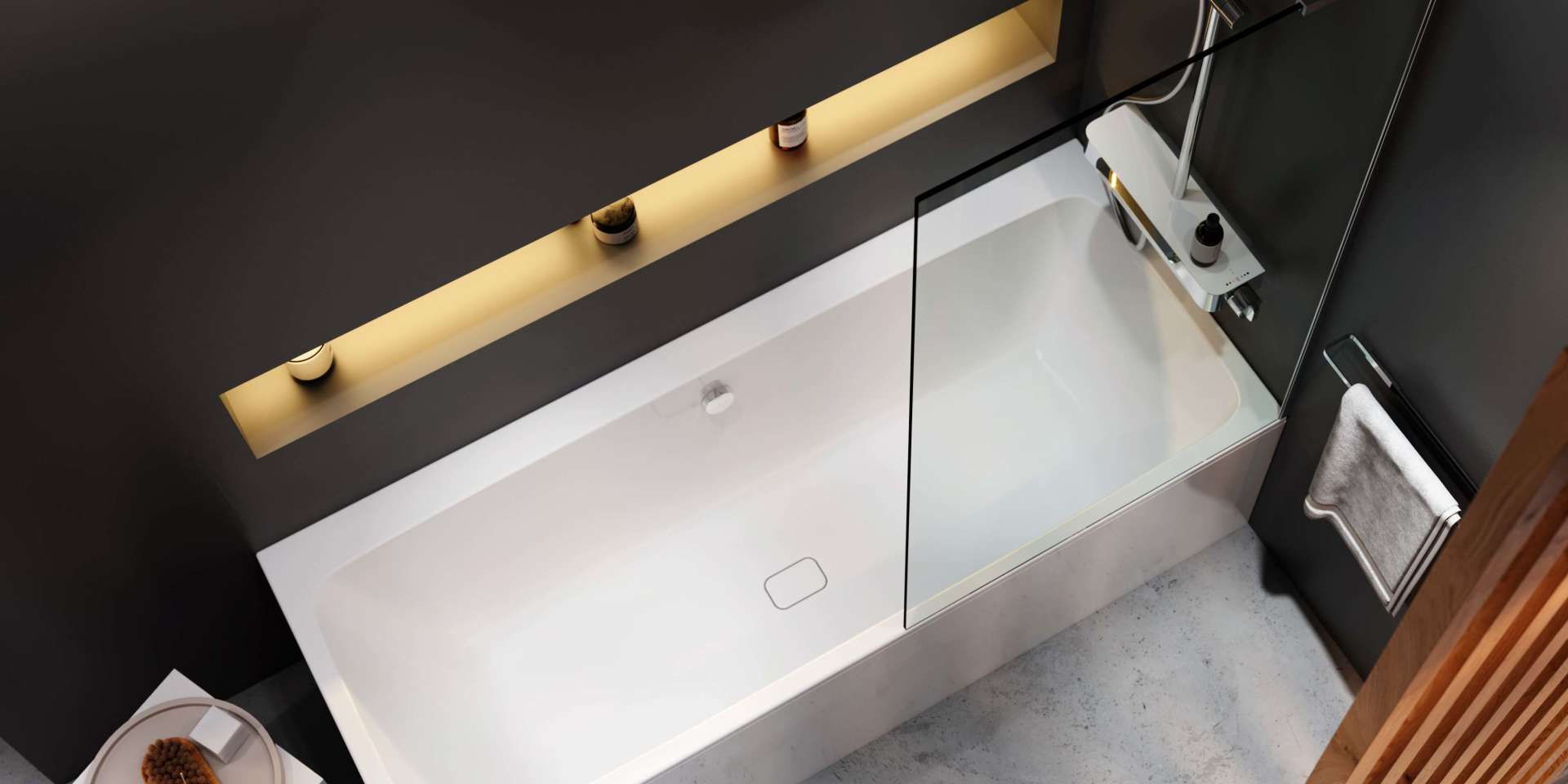 AM.PM badeværelse med stort badekar og tilhørende bruser.