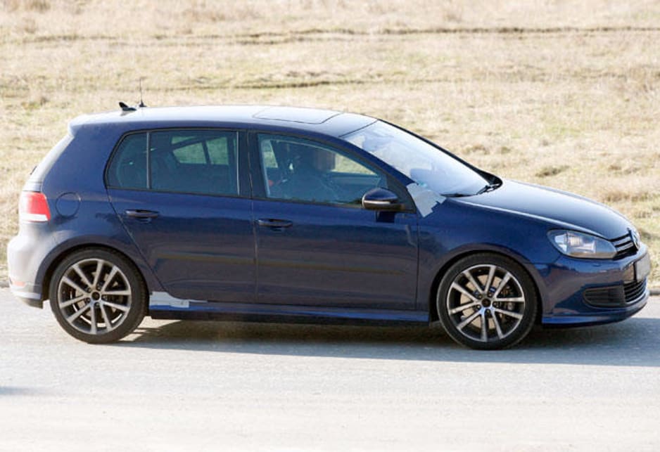 Spy shots Volkswagen Golf R20 - Car News | CarsGuide