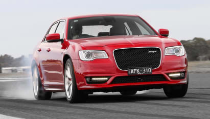 2016 Chrysler 300 SRT review | road test | CarsGuide