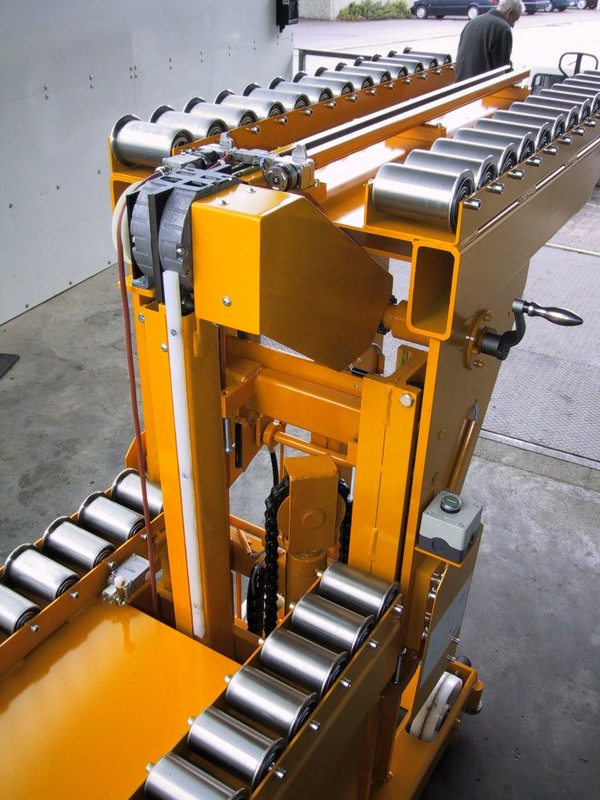 Mechanical Linear Chain: High-lift charging trolley | GROB