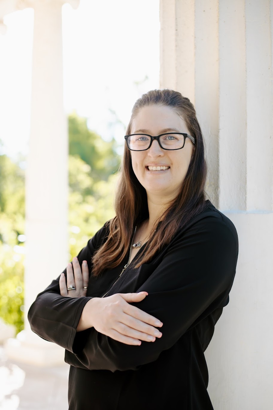 Mrs. Laura Todd LPCC is a therapist serving CA.