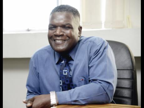 Dr. Dr Calvin Young LCPC is a therapist serving IL.
