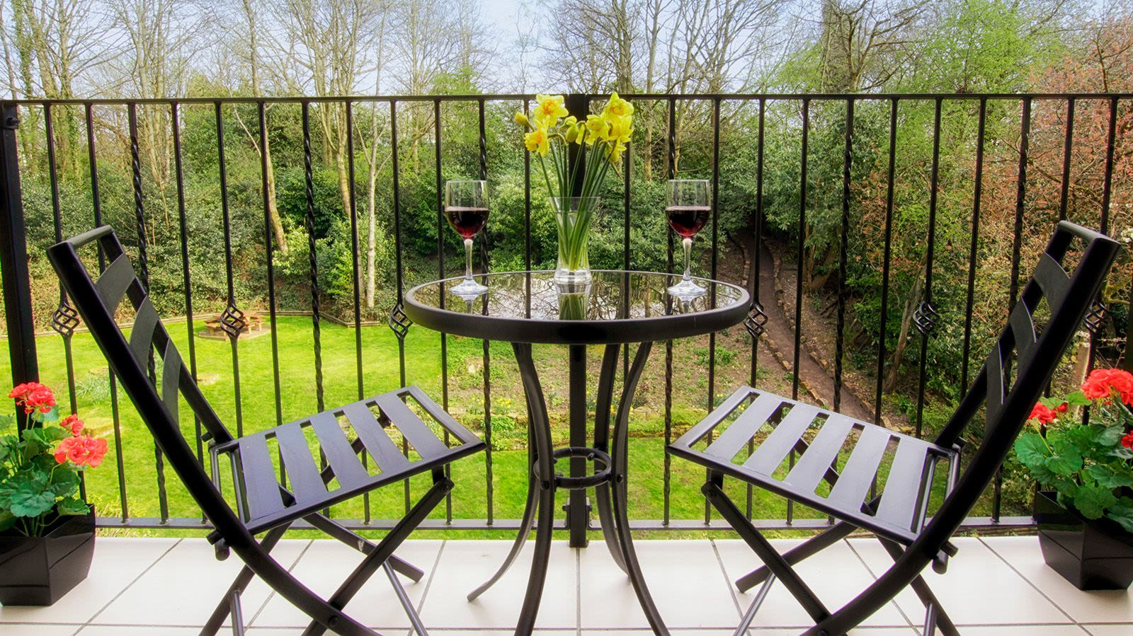 Cute Bistro Table Sets for a Small Patio