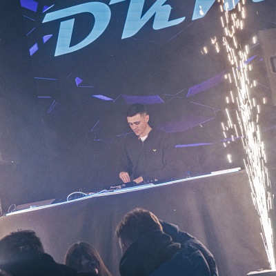 Escucha o visita a DKM🔥