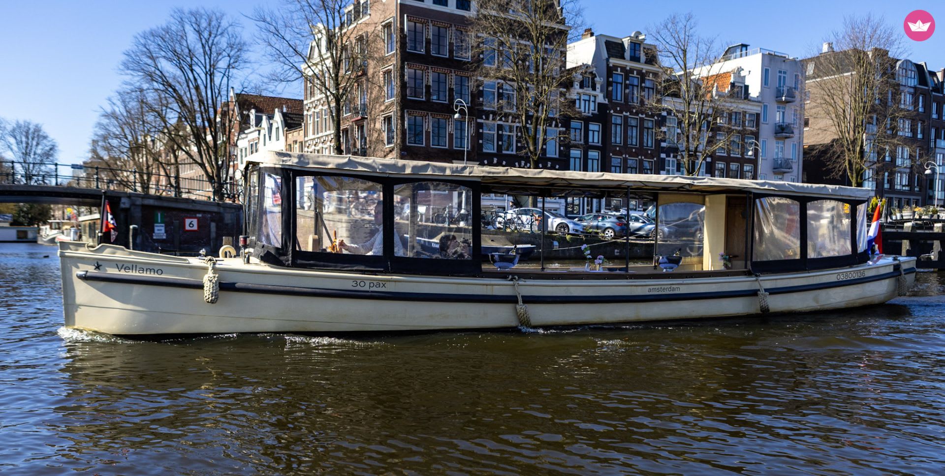 Cruise comfortabel door Amsterdam – Privérondvaart van 2 uur op een stijlvolle elektrische boot ...