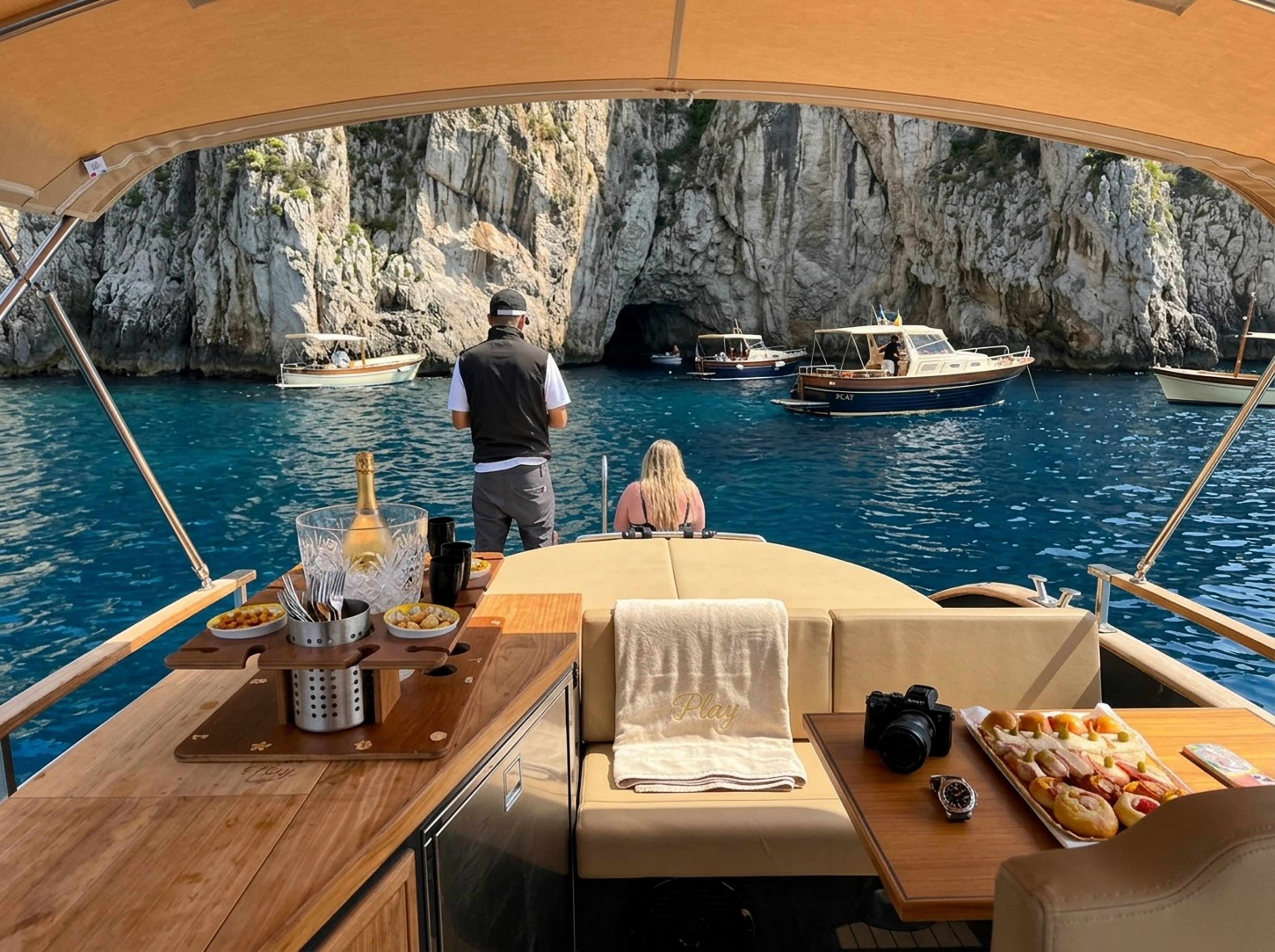 Escapada premium en yate Capri con brunch gourmet y barra libre ...