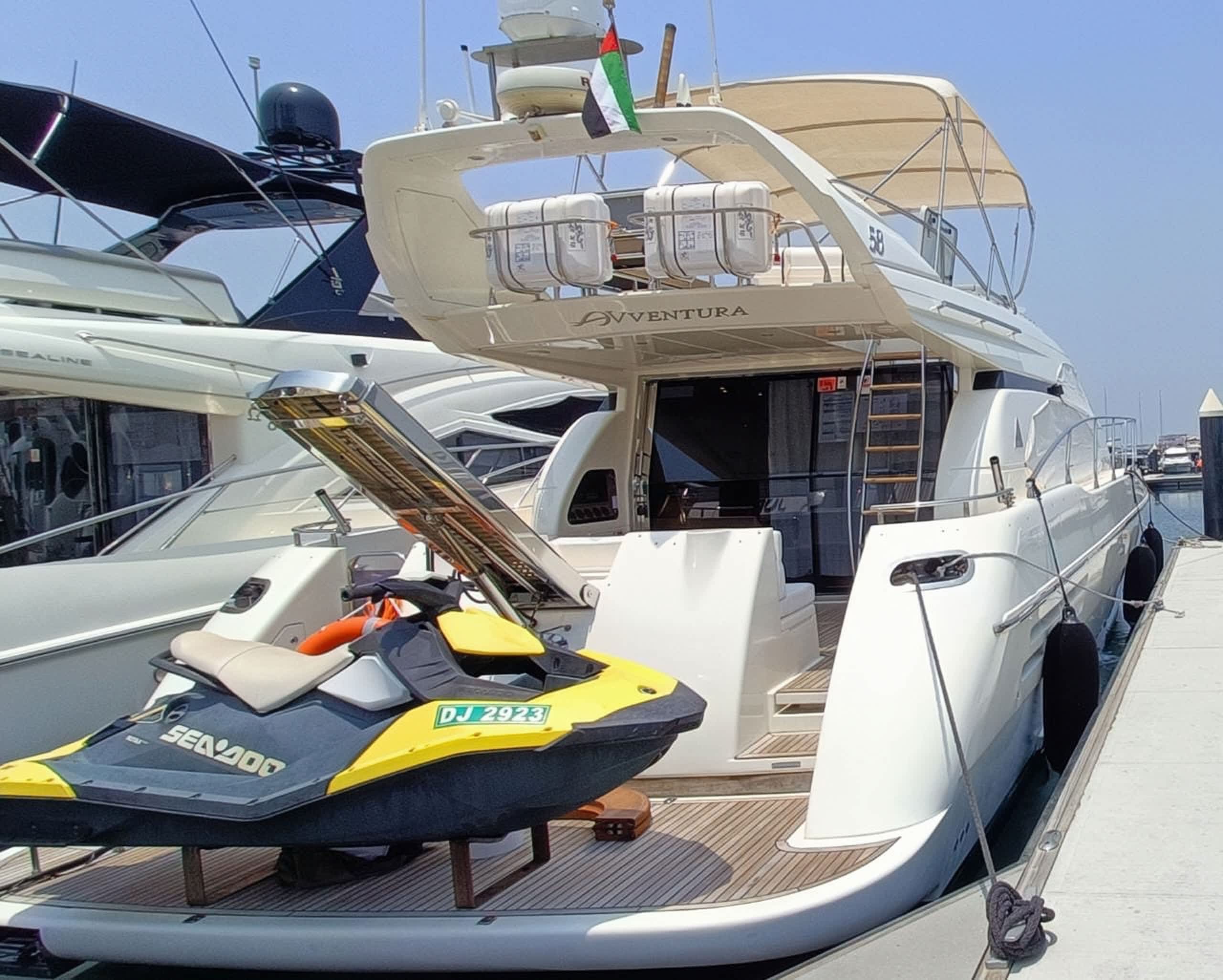 Escursione di 4 ore in yacht di lusso privato Azimuth con moto d'acqua ...