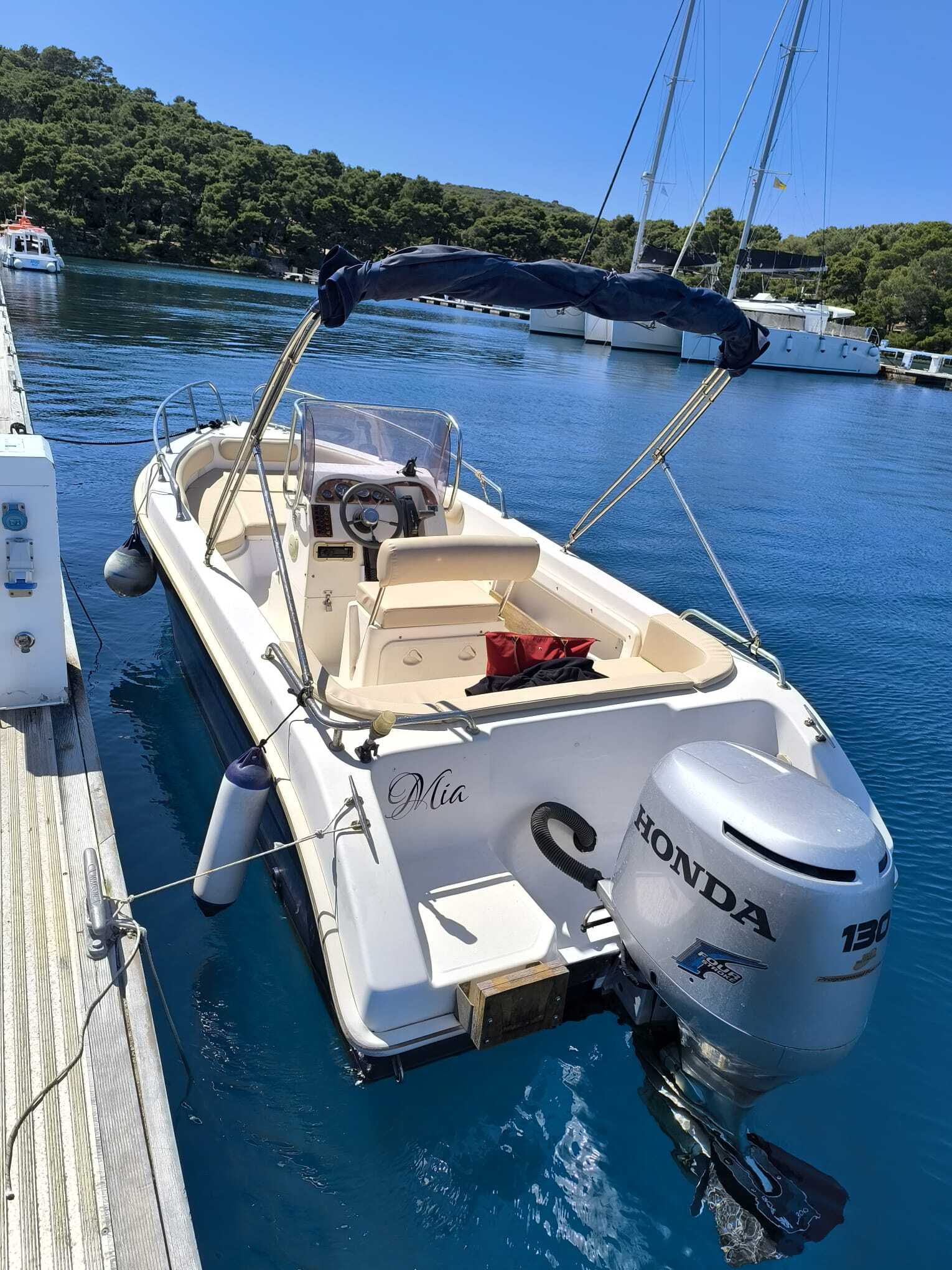 Crystalline experience: A quick Hvar sea-break on a motorboat - Click&Boat