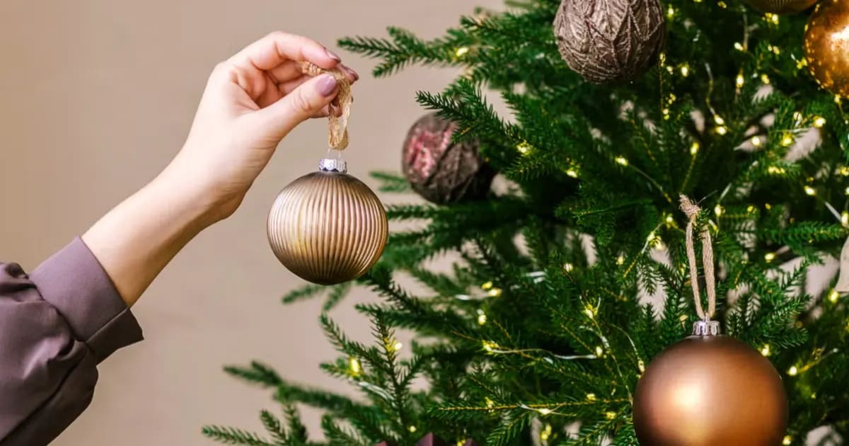CHRISTMAS TREE DECORATING CONTEST