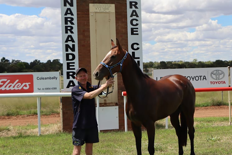 Kinross delivers Shane Bloomfield first win