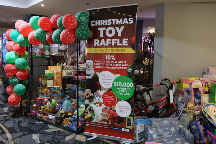 Sand painting and pictures with Santa, at Dubbo RSL’s famous Christmas ...