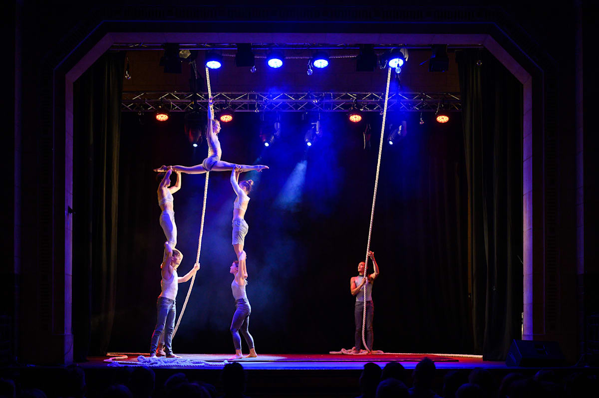 Seven acrobats and 30 metres of rope.....