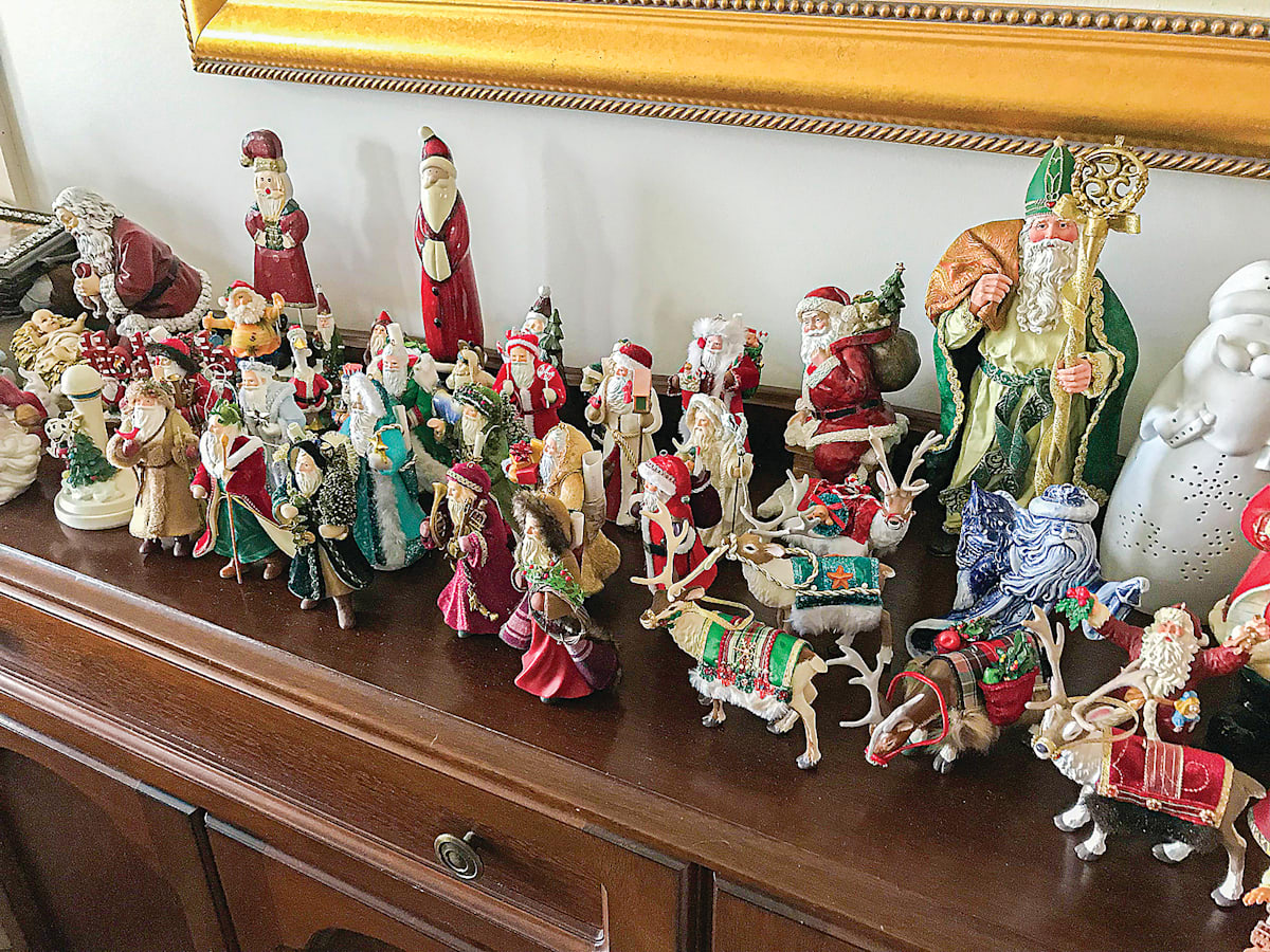 Yes! I'm a collector: A big collection of Santas
