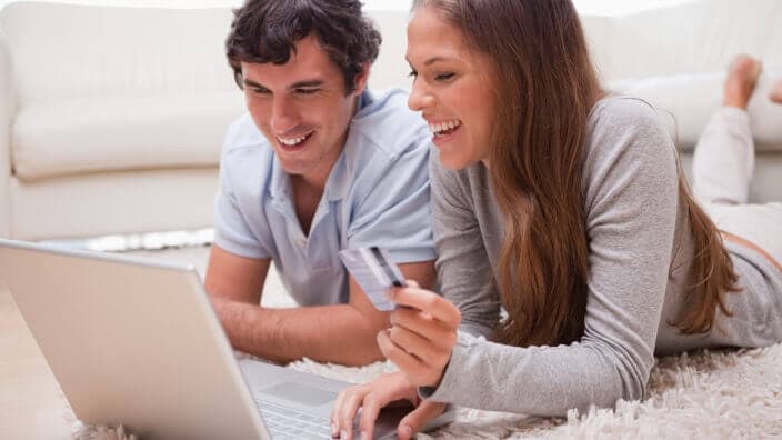 Como funciona o cartão adicional? Entenda benefícios | ComparaOnline