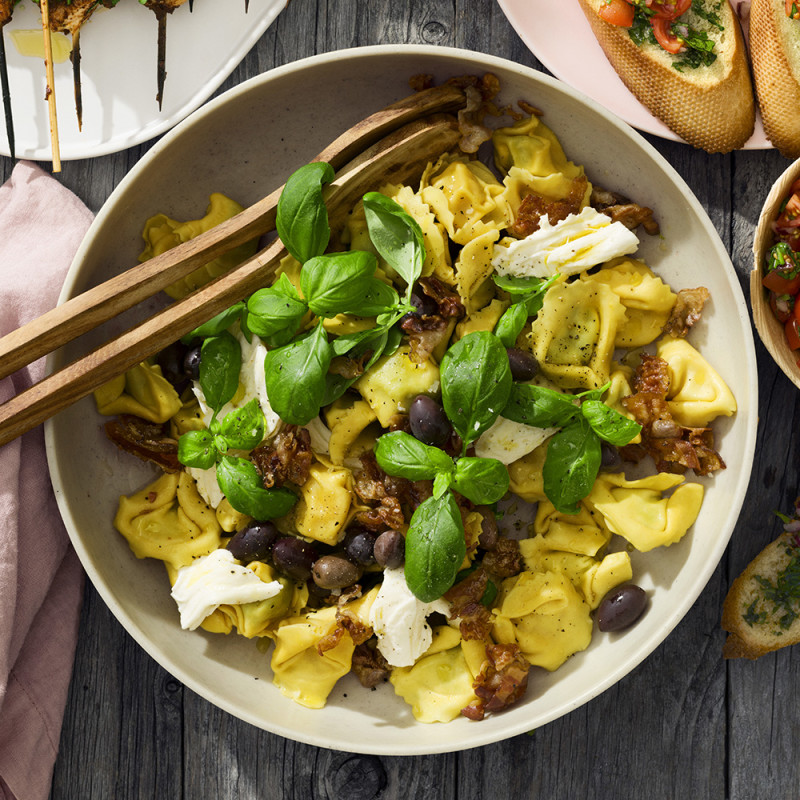 Pastasallad med fylld pasta och basilika - Coop