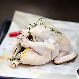 Hel kyckling i ugn med rotfrukter och citron - Coop