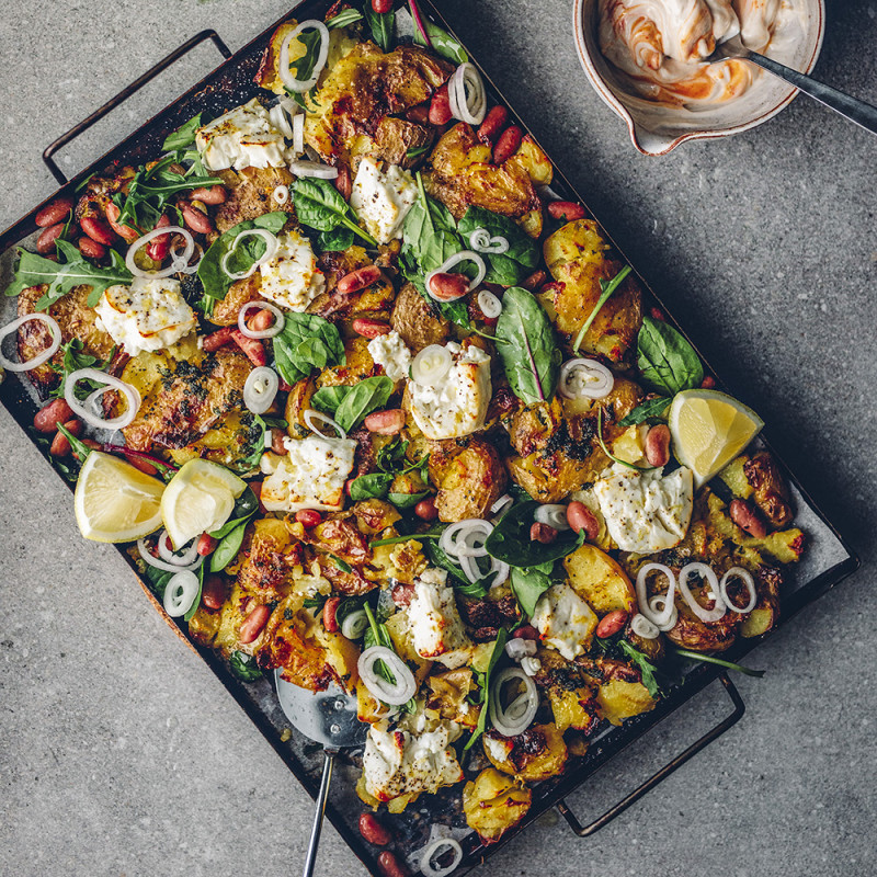 Smashad potatis med brynt persiljesmör och bakad fetaost - Coop