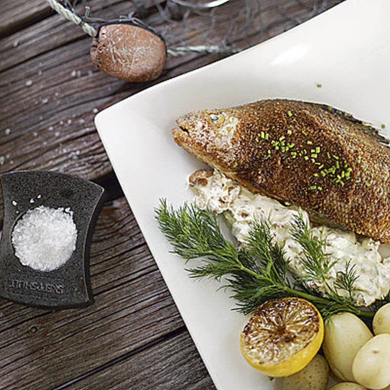 Helstekt abborre med kantareller | Recept | Coop