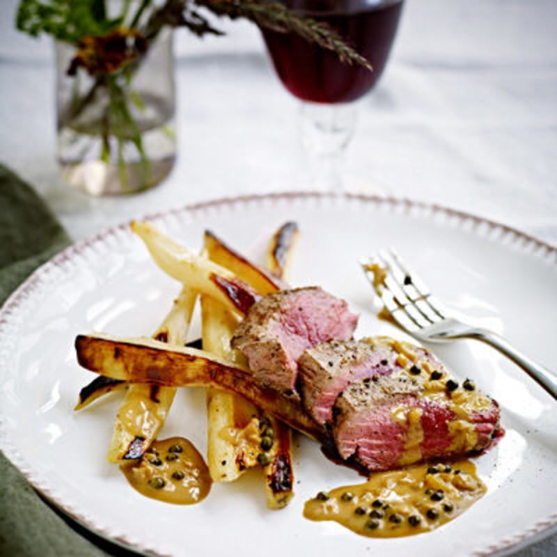 Hjortfilé med rostade svartrötter och grönpepparsås | Recept | Coop