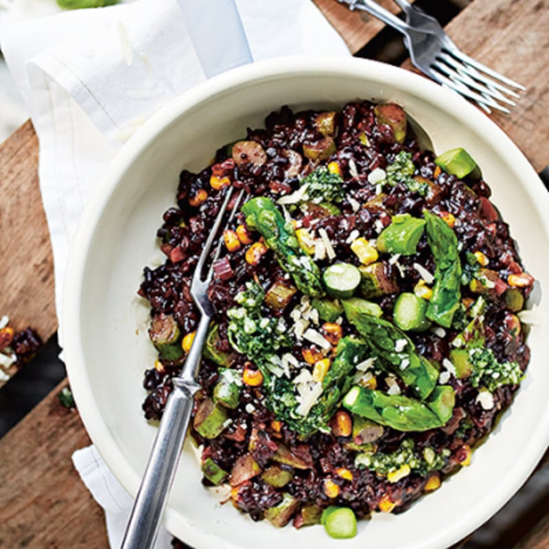 Svart rårisrisotto med sparris och persiljeripppel | Recept | Coop