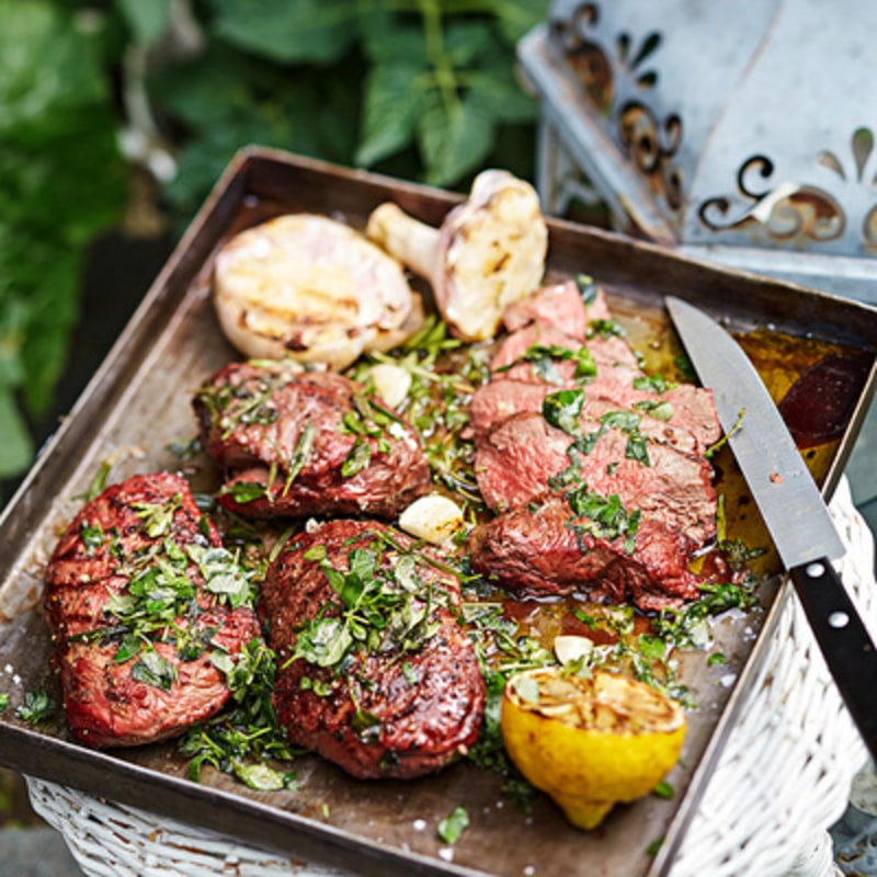 Lammrostbiff med syrlig örtolja | Recept | Coop