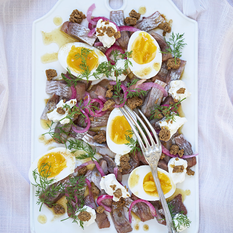 Matjessill med picklad rödlök, rostad kavring och brynt smör | Recept ...