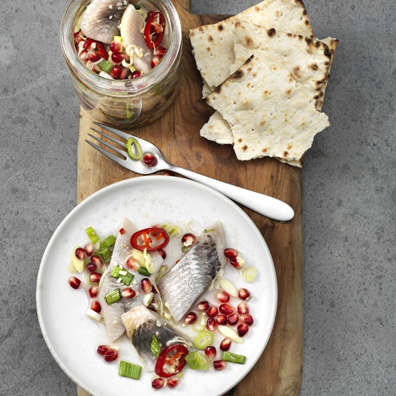 Inlagd sill med citrongräs och granatäpple | Recept | Coop