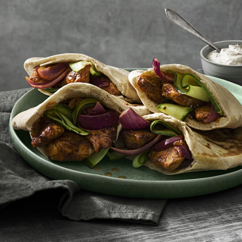 Rubbad kycklingfilé i pitabröd med myntayoghurt | Recept | Coop