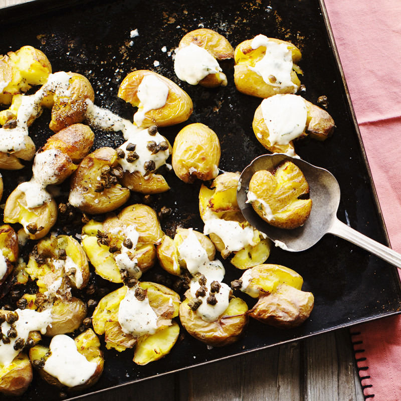 Rostad potatis med vitlökssås och friterad kapris | Recept | Coop