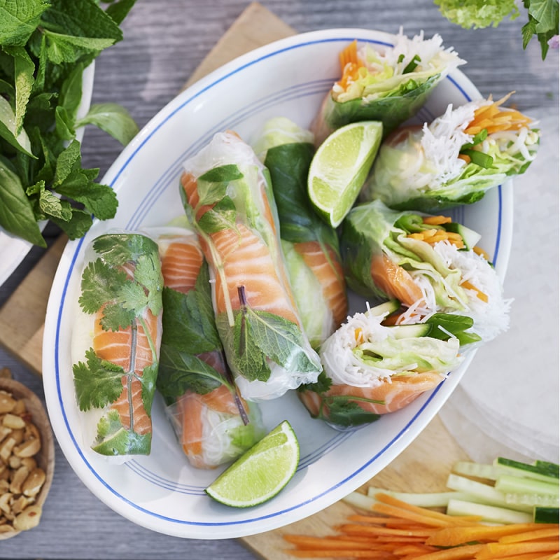 Vietnamesiska vårrullar med jordnötssås | Recept | Coop