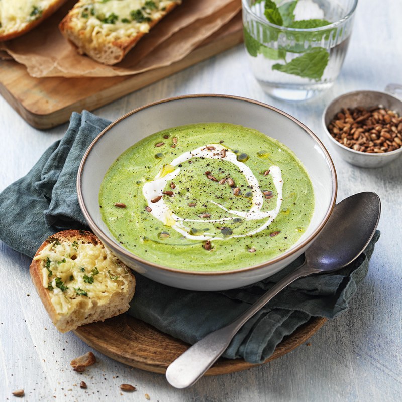 Grön ärtsoppa med gratinerad ostmacka | Recept - Coop