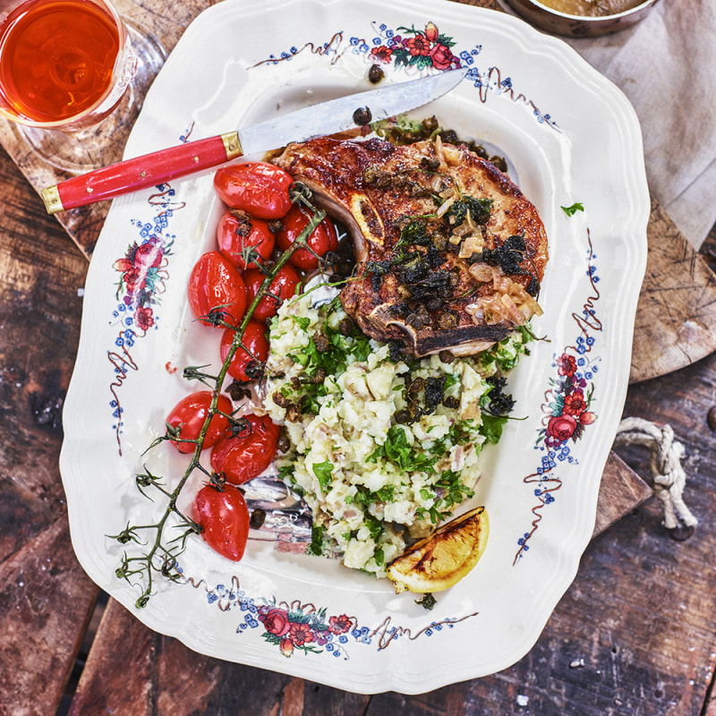 Fläskkotlett med krossad potatis, friterad kapris och bakade tomater ...