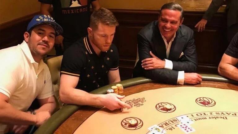 El garage y la mesa de poker de la mansión de Canelo Álvarez - Codigo Poker