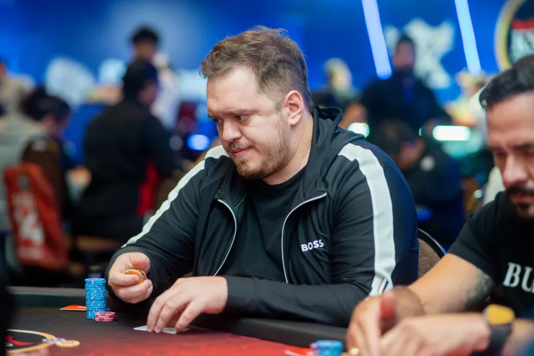 Ezequiel Waigel lidera la mesa final del High Roller Light del KSOP Iguazú
