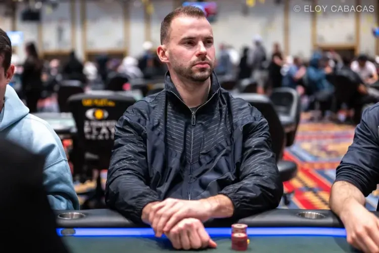 Damián Salas avanza junto a la Armada Latina en el US$3K NLH
