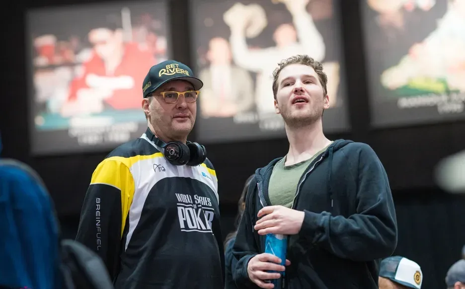 Phil Hellmuth y su hijo jugaron sus primeras mesas finales del año el ...