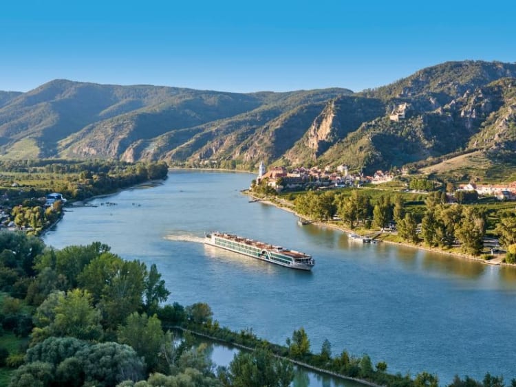 Amadeus Queen rivier cruises, scheepsbeoordelingen en dekkenplan.