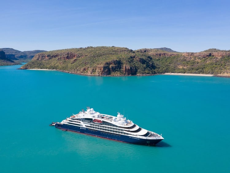 Transatlantik Kreuzfahrt mit der Le Lapérouse der Reederei PONANT ab dem Hafen Dakar (Senegal ...