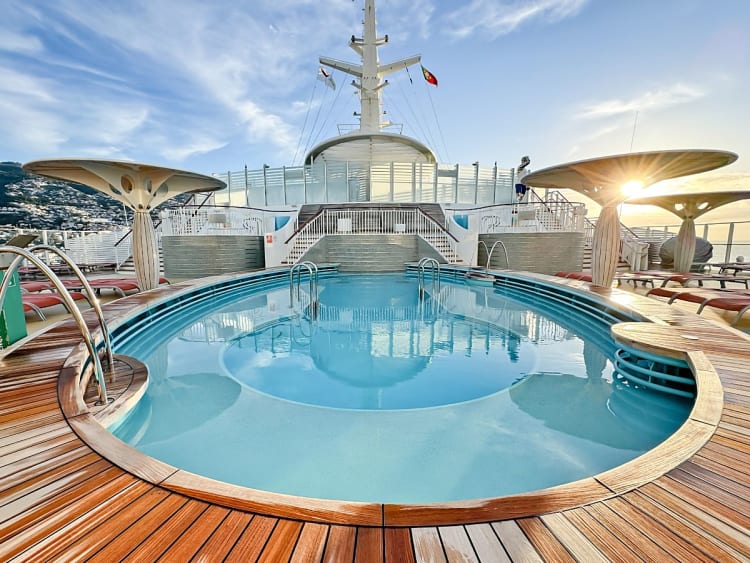 AIDAcosma cruises, scheepsbeoordelingen en dekkenplan.