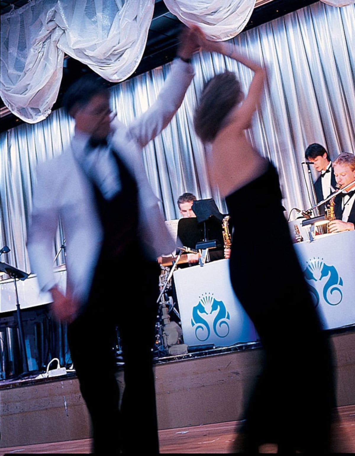 クリスタル・クルーズ、ビッグバンドと社交ダンスの旅でアンバサダーホストダンスパートナーを募集開始 | Cruisemans