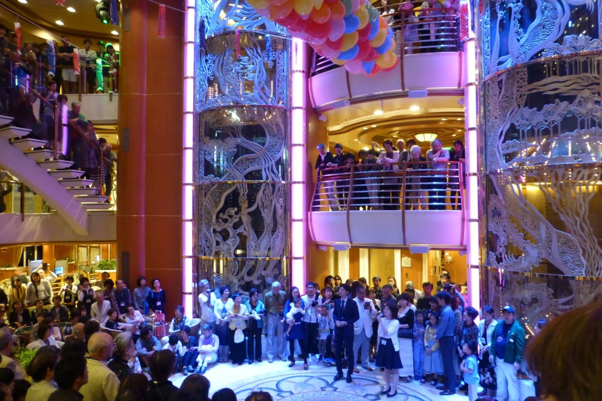 クルー（スタッフ）写真 : 客船ダイヤモンド・プリンセス | Cruisemans