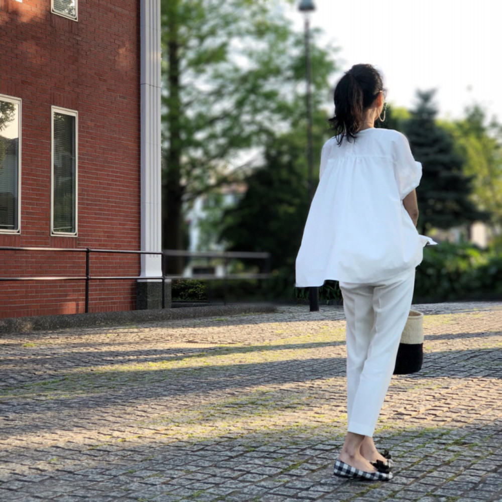 ブラウス ホワイト フレア ドルマン Lualla（リュアラ） x ホワイト パンツ x ブラック ギンガムチェック パンプスのレディース ...