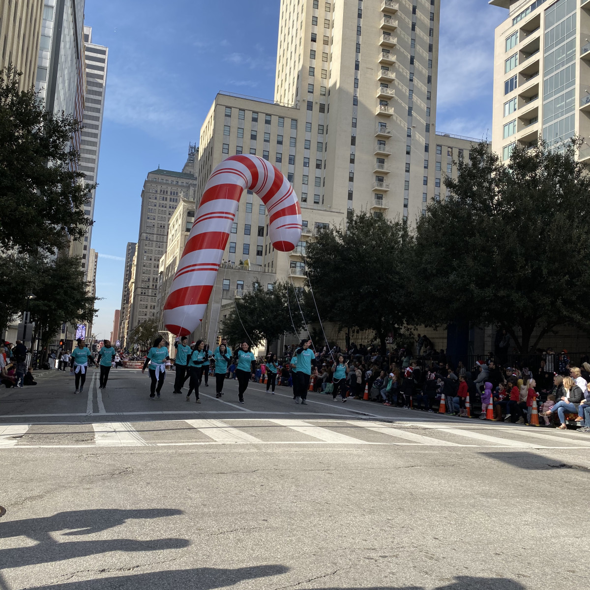 Frost Bank floats on optimism through Dallas Holiday Parade ...