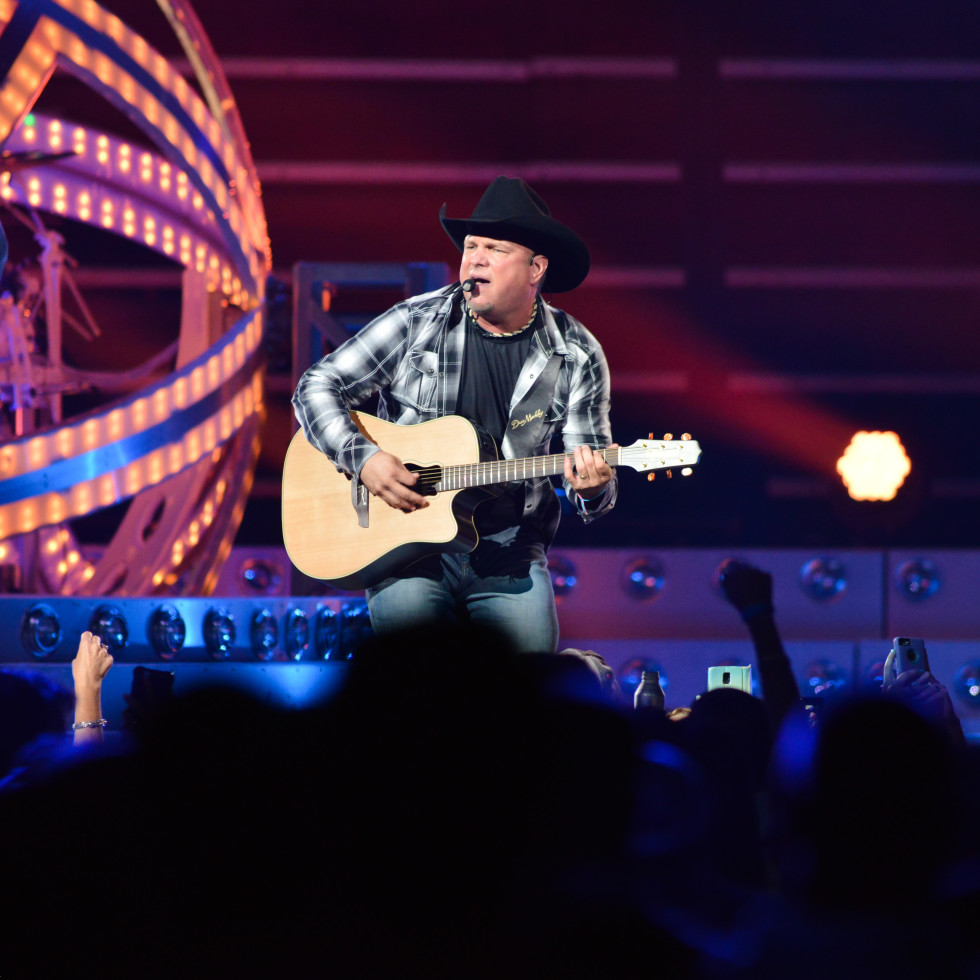 Garth Brooks heats up Houston stage with high-energy performance ...