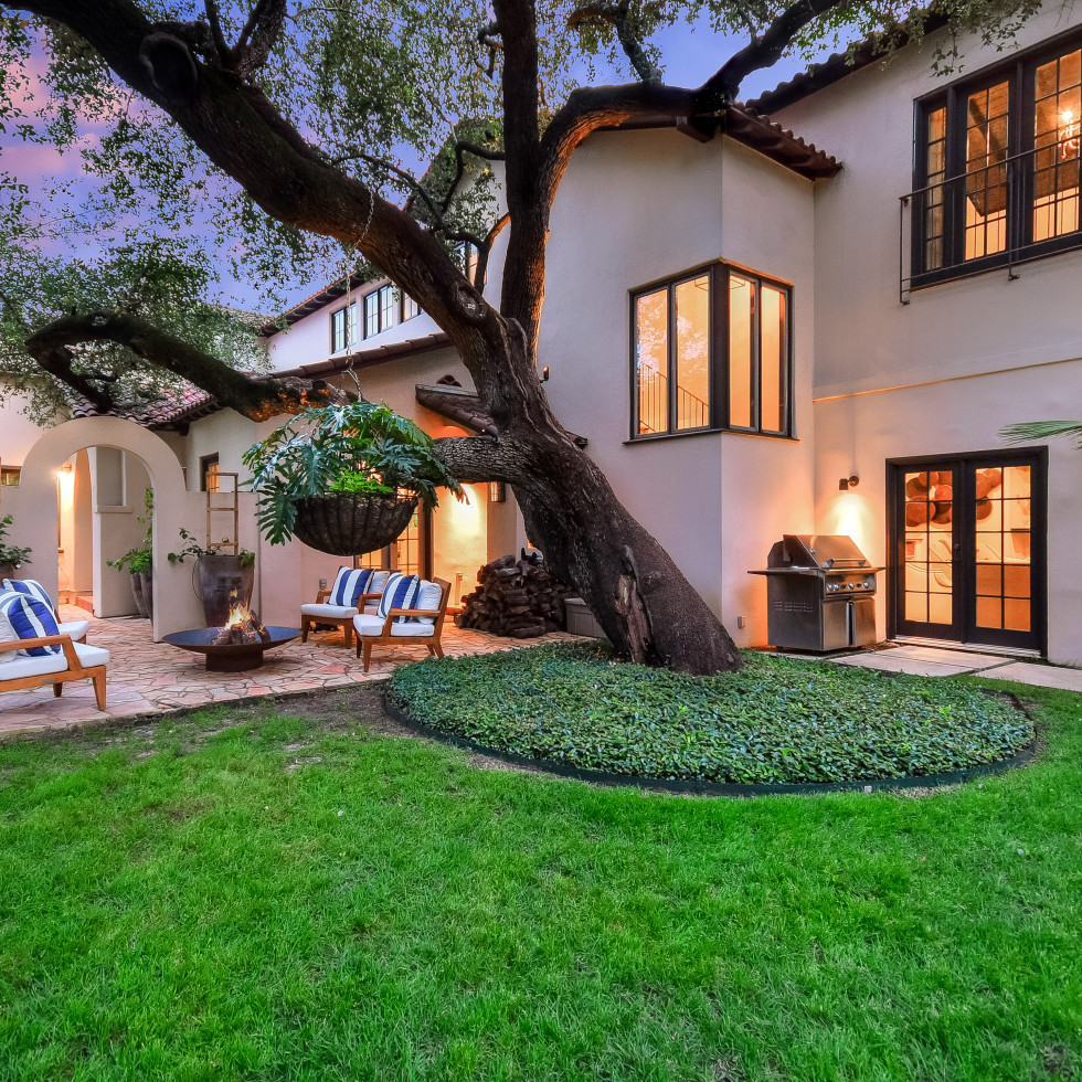 Find West Coast style behind the walls of this glam Austin estate ...