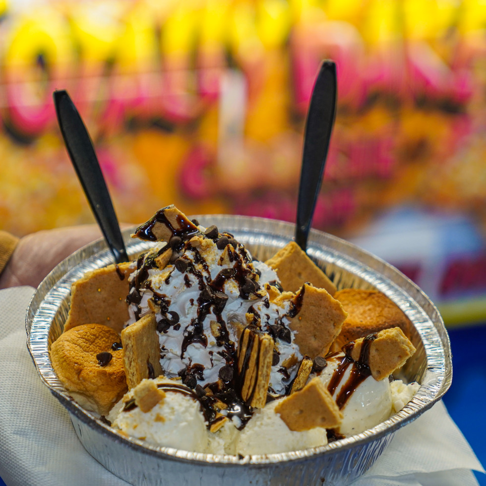 Hoffman chows down on RodeoHouston carnival's most over-the-top food ...