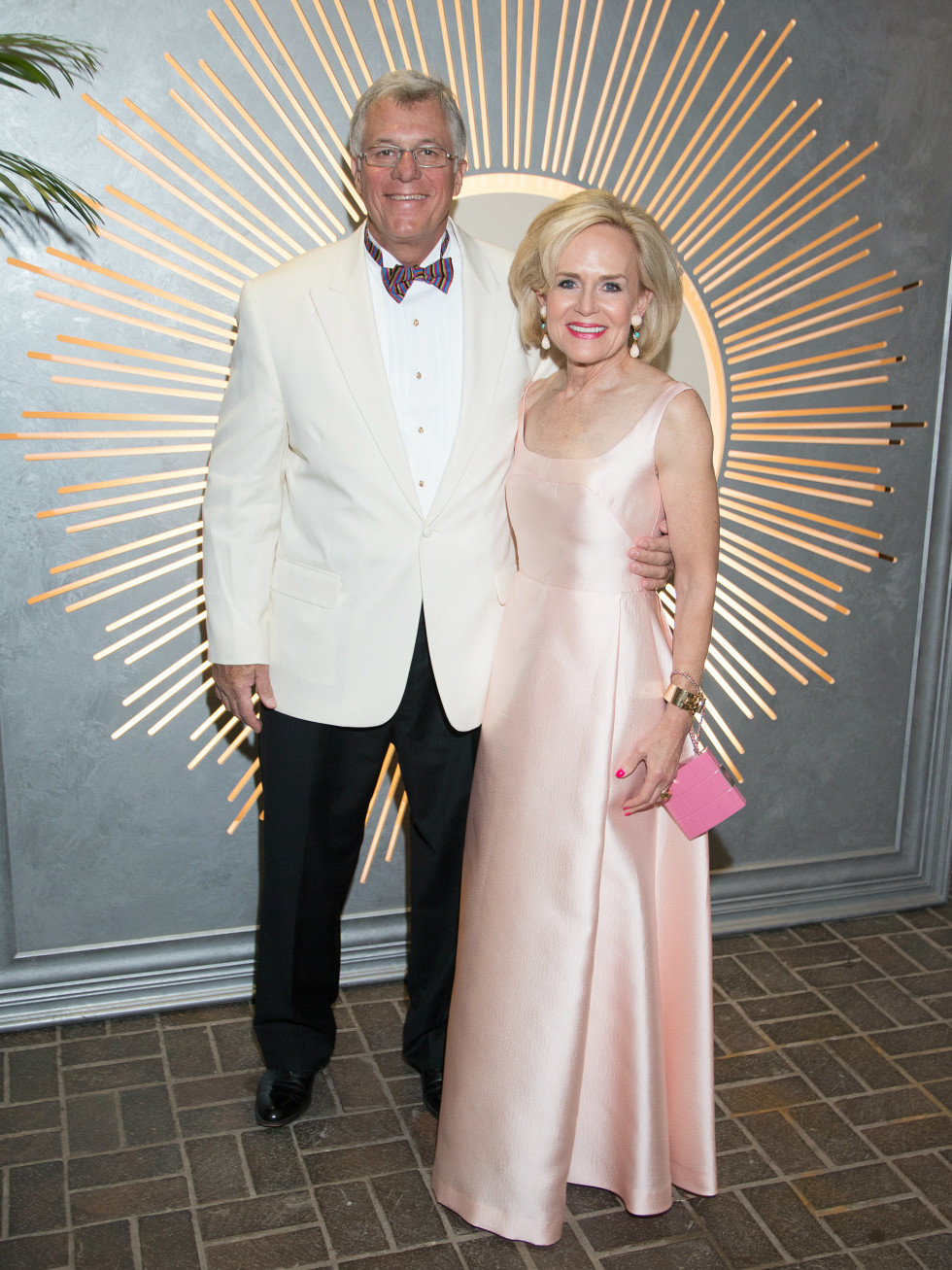 Sweetheart of a spring ball attracts Dallas’ most generous donors ...